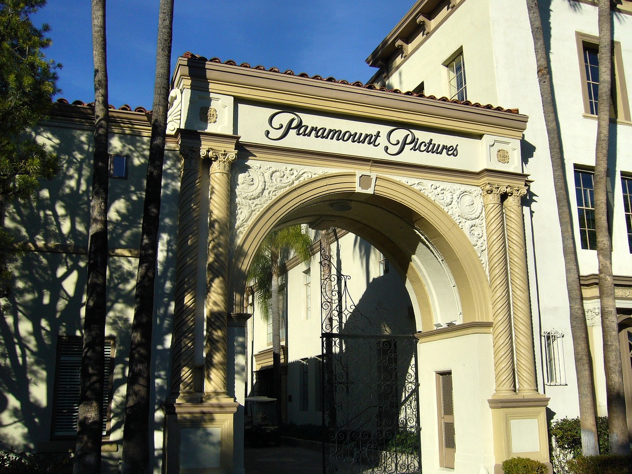 Paramount launches a rival bid for Warner Bros